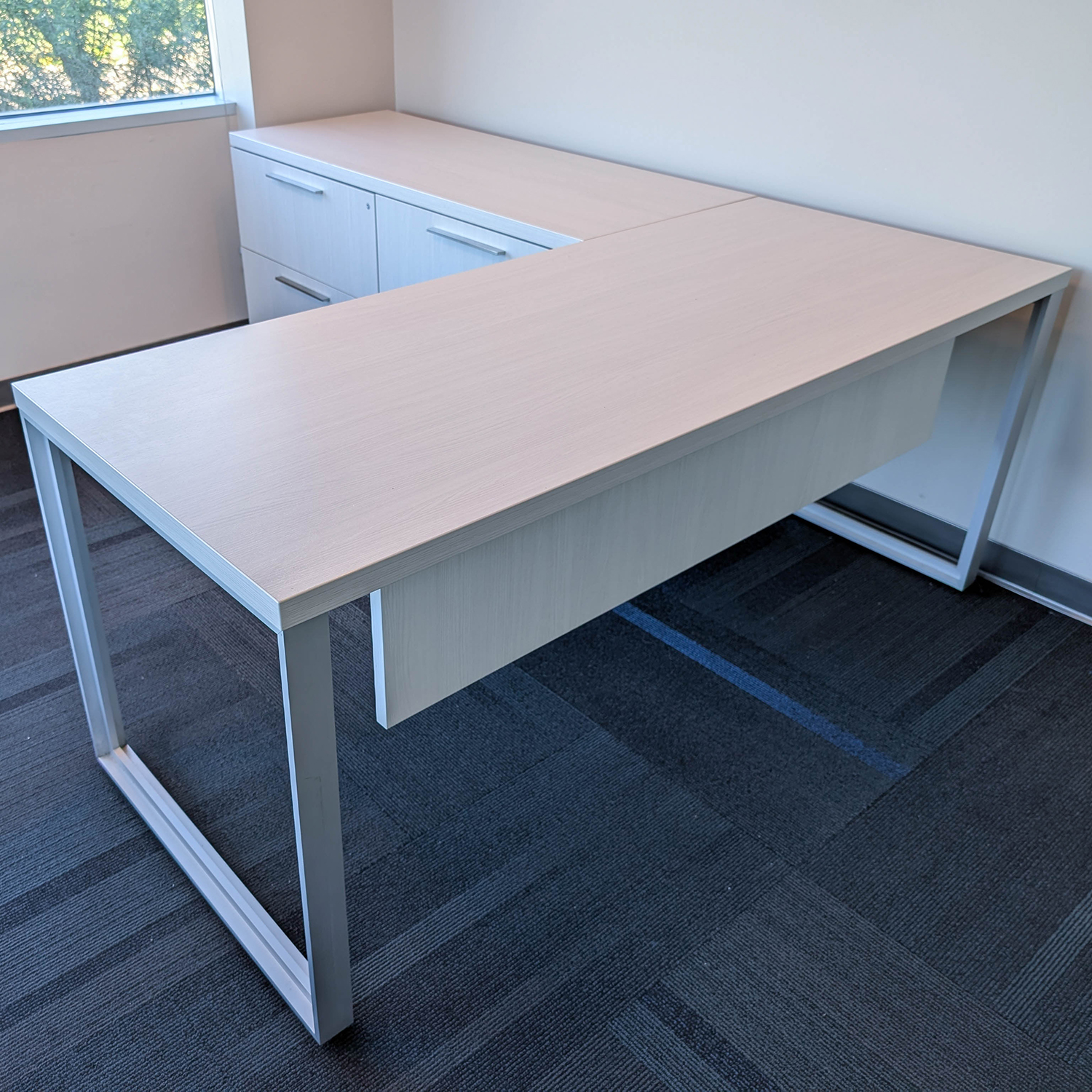 L-Shaped Desks: The Ultimate Office Space-Saving Solution